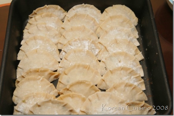 Korean Cuisine: Mandoo w/pork - Korean style pork dumplings - (돼지 만두)